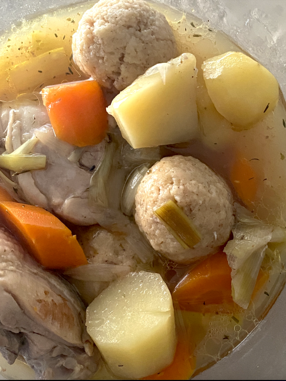 Bouillon aux Kneidlers (Matzo Ball Soup) - Juliette Rivkah | Blog de ...