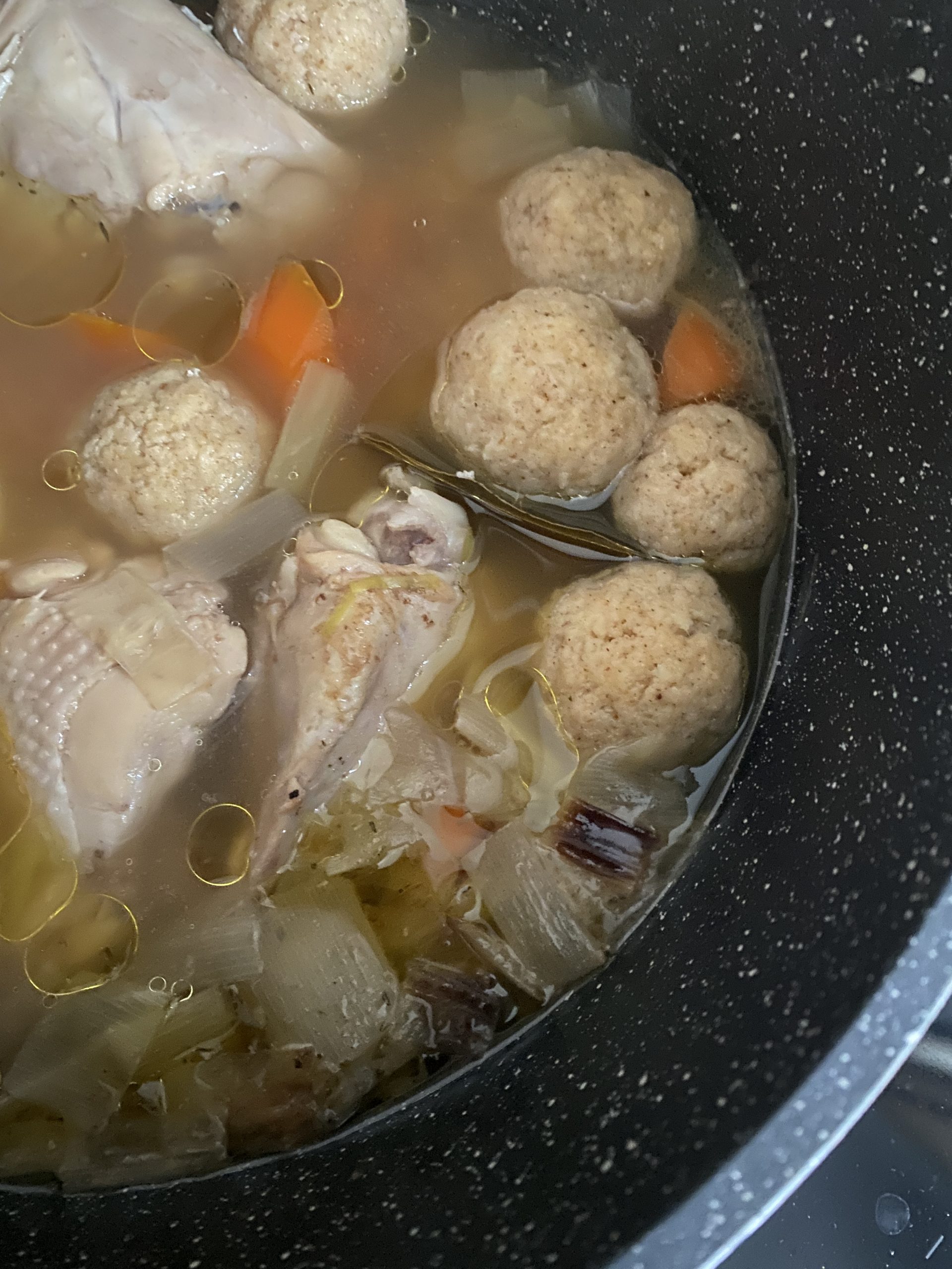 Bouillon aux Kneidlers (Matzo Ball Soup) - Juliette Rivkah | Blog de ...